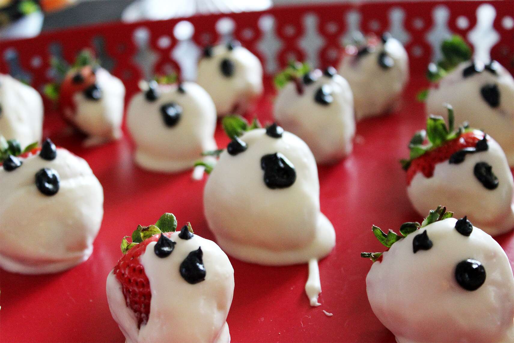 Chocolate Covered Strawberry Ghosts - The Best Nest